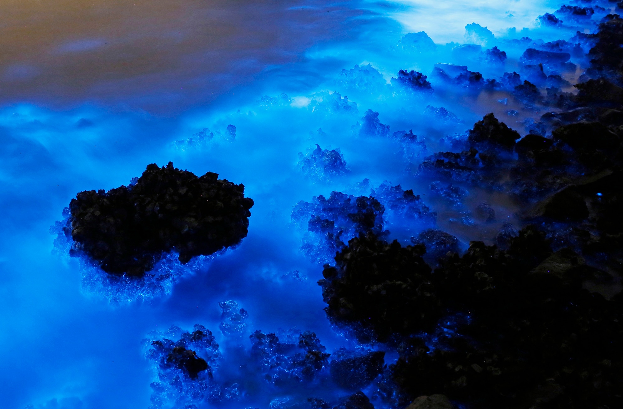 Toxic pollution creates amazing neon-blue algae blooms | SBS News