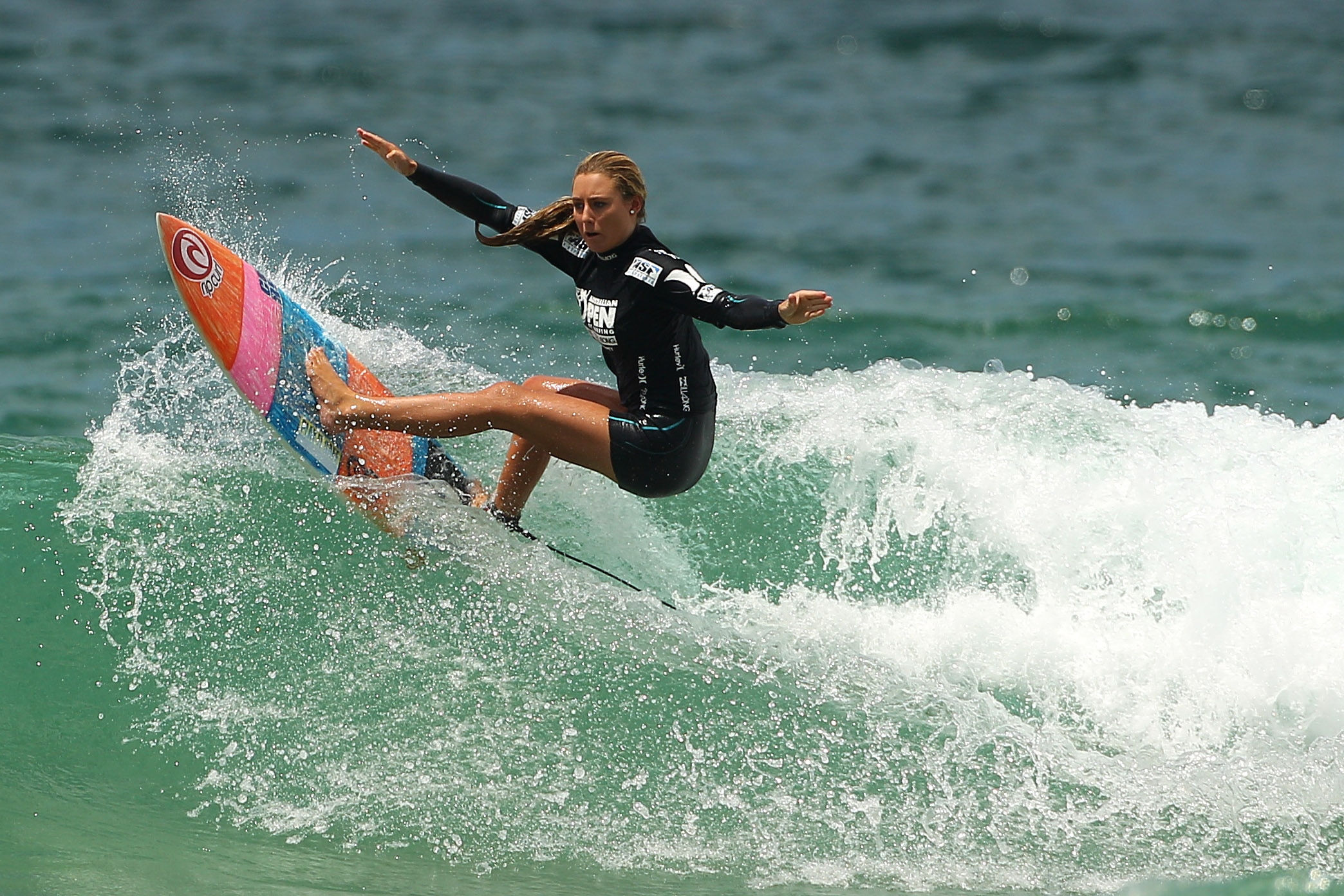 Australian Nikki Van Dijk qualifies for world surfing tour | SBS News