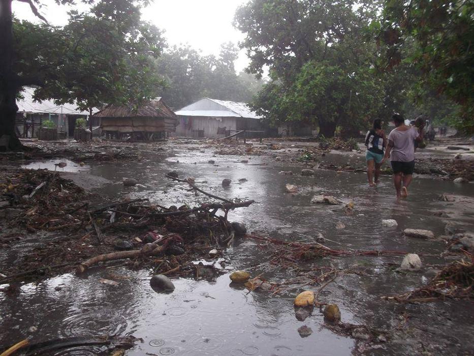In pictures: Kiribati and Tuvalu hit by storm surges | SBS News
